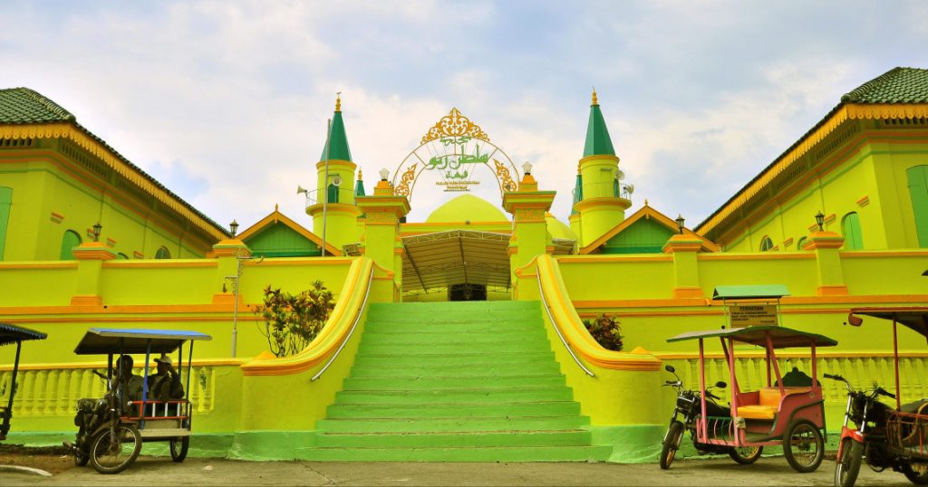 Masjid Kuning Pulau Penyengat | Joglo Wisata