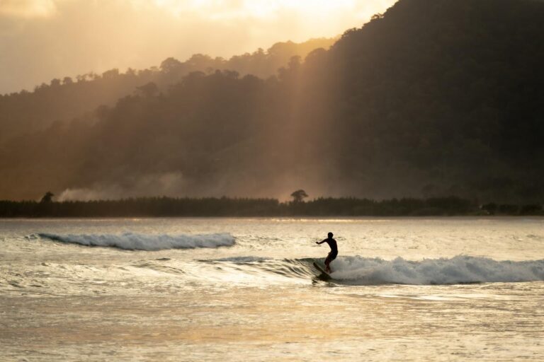 Pantai Pulau Merah, Surganya Para Peselancar di Ujung Banyuwangi ...